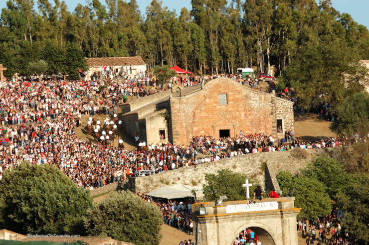 L'Ardia di San Costantino, sfrenata corsa a cavallo a Sedilo - Sardegna ...