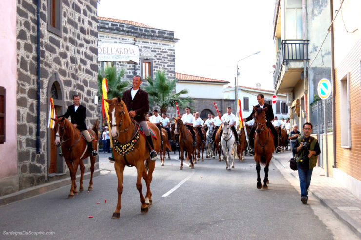 L'Ardia di San Costantino, sfrenata corsa a cavallo a Sedilo - Sardegna ...